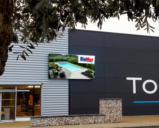 Informative and advertising Billboards: LED, LCD and touchscreens ...