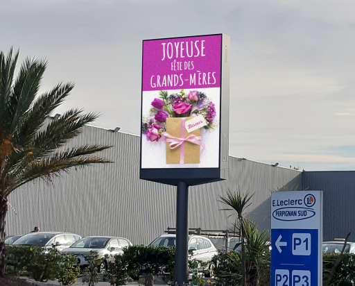 Informative and advertising Billboards: LED, LCD and touchscreens ...